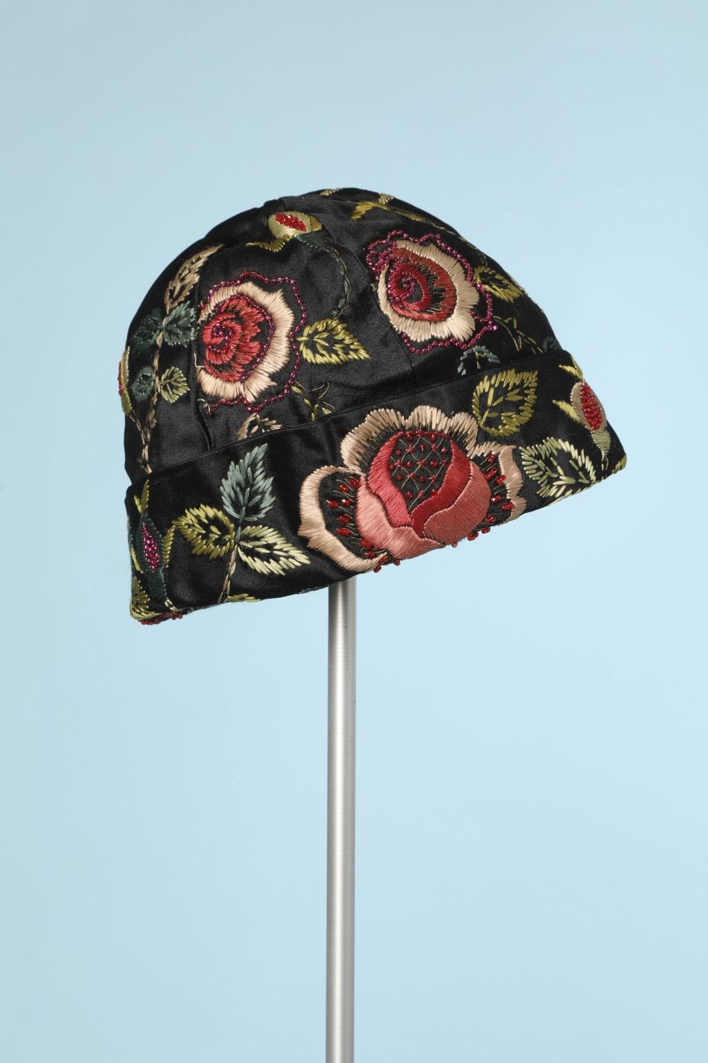 Chapeau cloche 1930 en satin noir brodé de fleurs - Chez Sarah